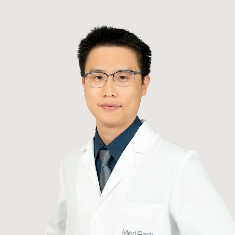 ผศ.นพ. วิจักษณ์ คงวัฒนานนท์ | MedPark Hospital